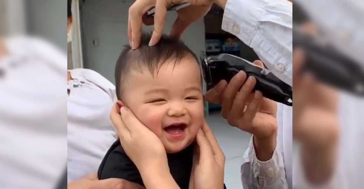 Adorable bebé ríe a carcajadas en su primer corte de cabello. Derrite ...
