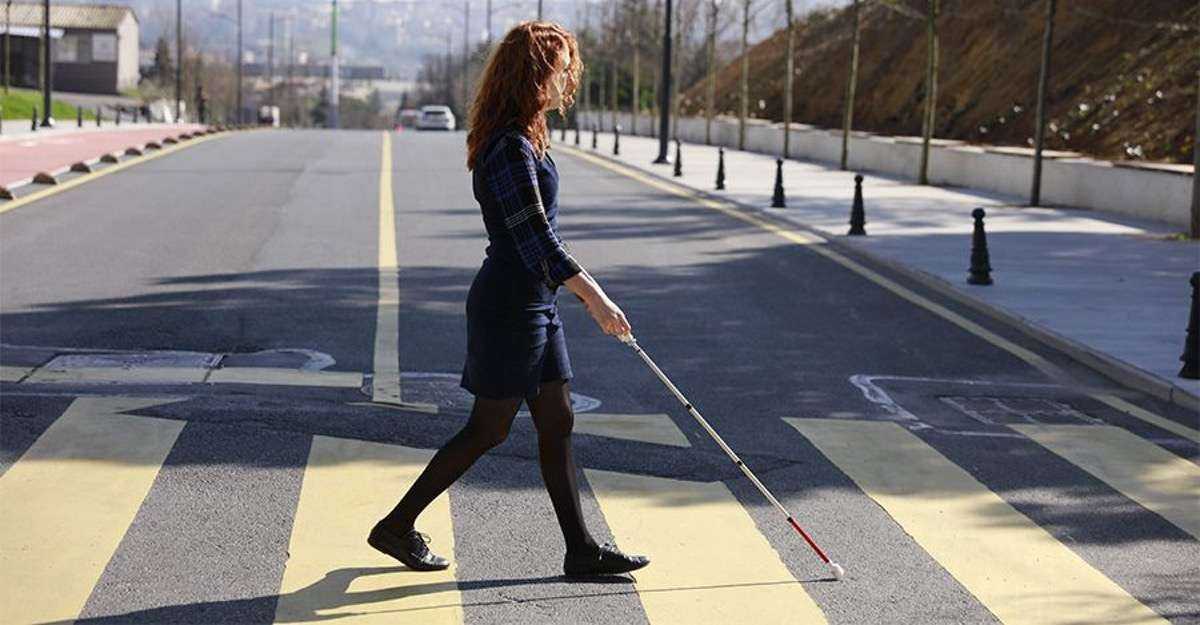 Bastón inteligente para personas invidentes tiene sensores que ...